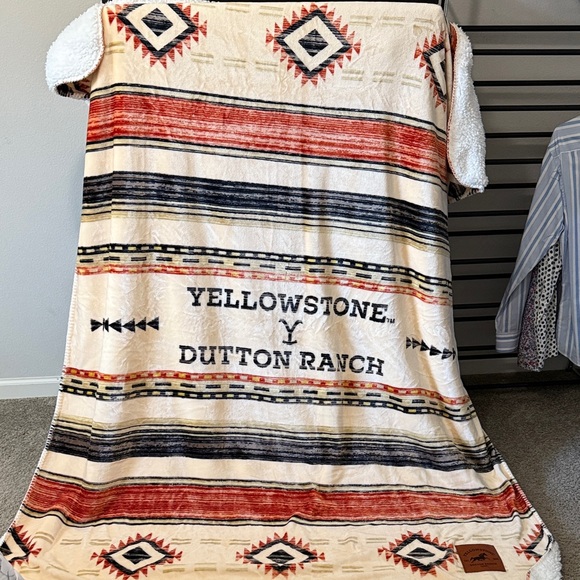 Yellowstone | Bedding | Cozy Fleece Lined Yellowstone Dutton Ranch ...